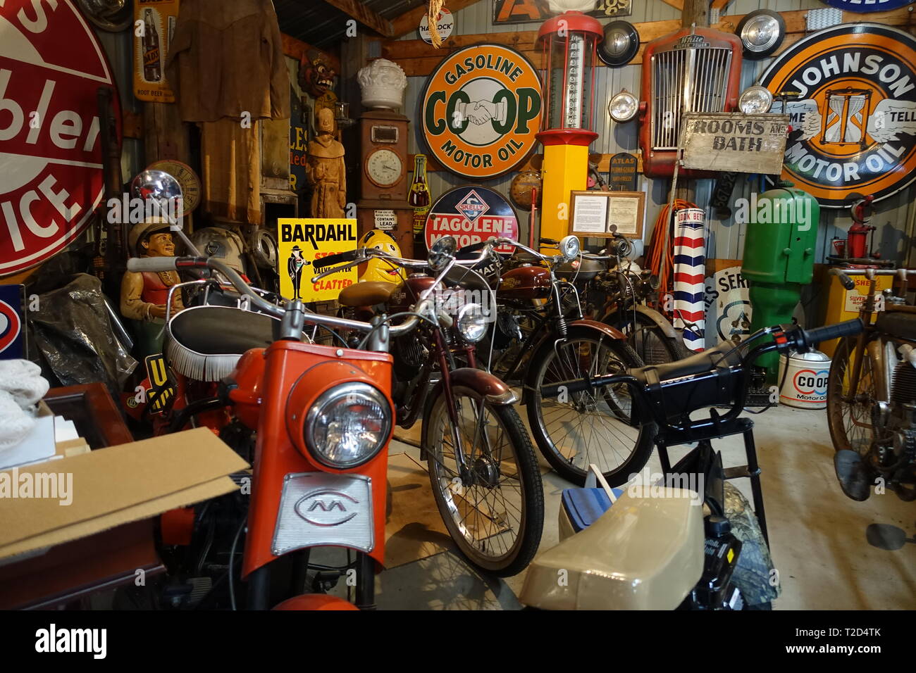 Vintage garage signs hi-res stock photography and images - Alamy