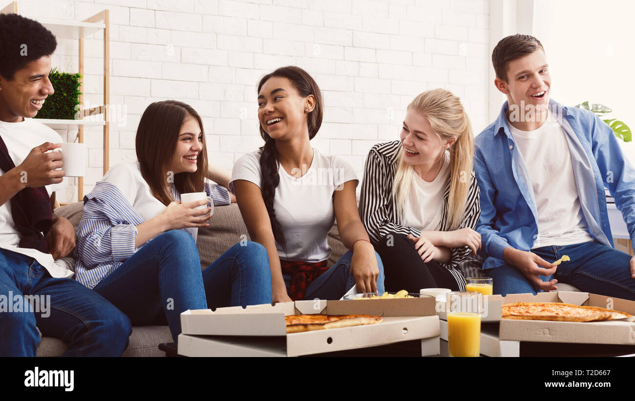 Teen students eating lunch at home hi-res stock photography and images ...