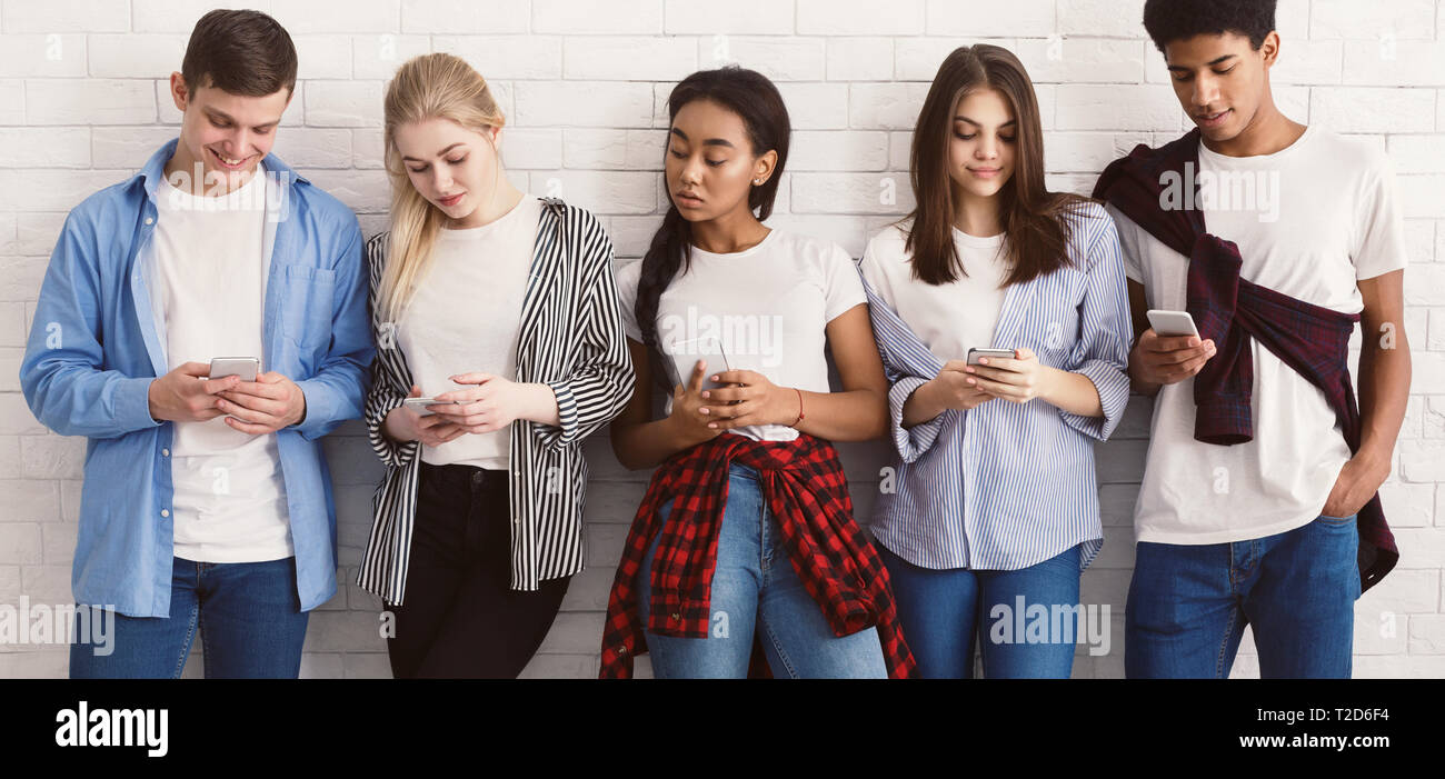 Teenagers texting hi-res stock photography and images - Alamy