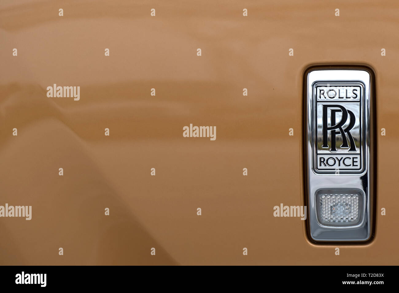 Rolls royce logo hi-res stock photography and images - Alamy