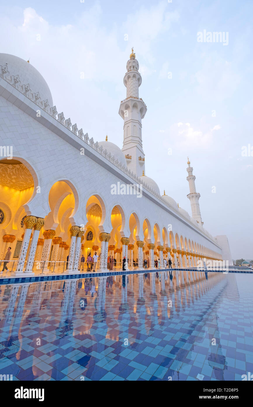 Sheikh Zayed Grand Mosque, Abu Dhabi, United Arab Emirates Stock Photo ...
