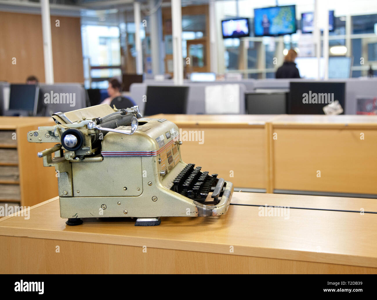 Old typewriter on a newspaper editor Stock Photo - Alamy