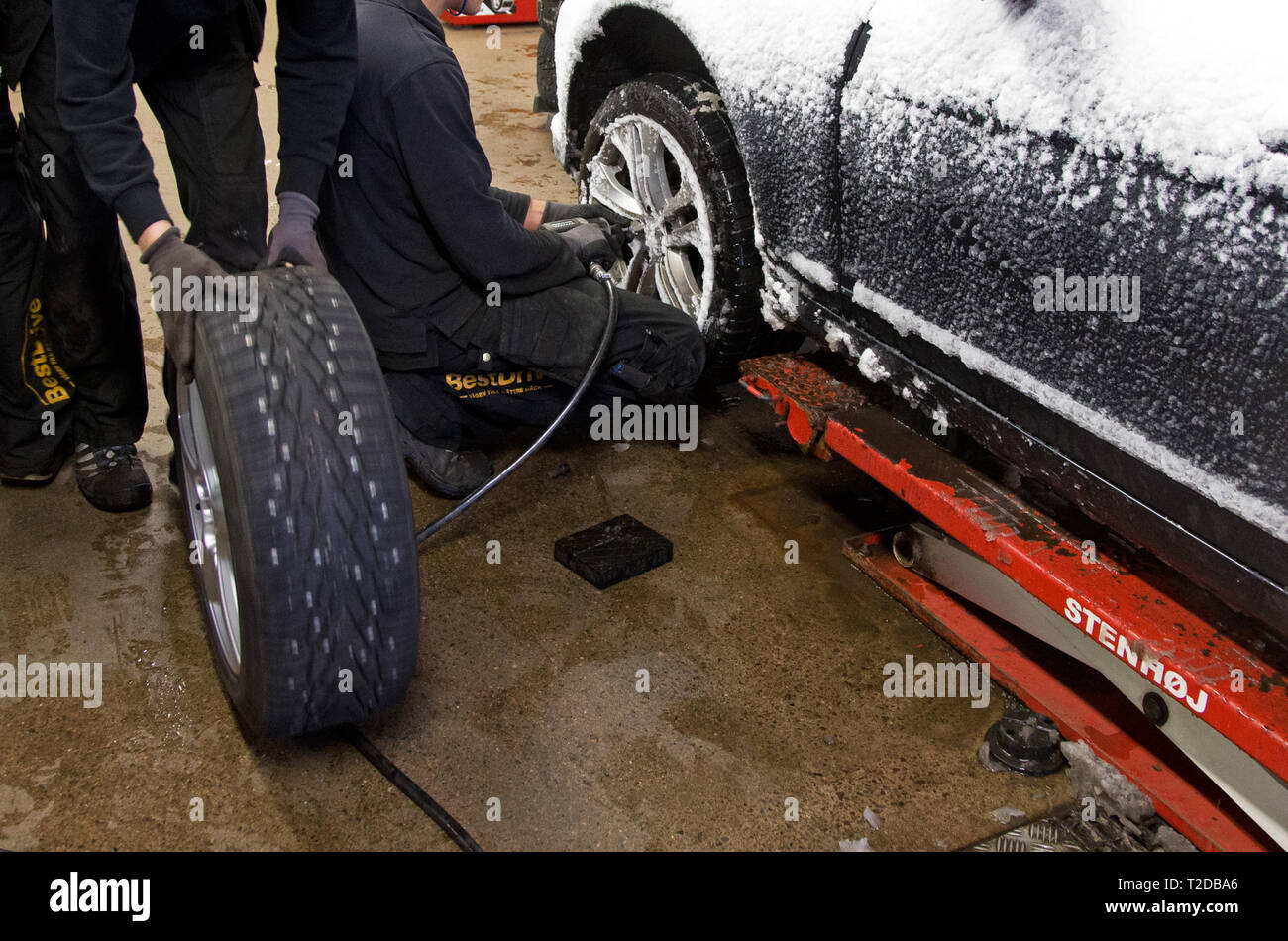 Hjulbyte hi-res stock photography and images - Alamy