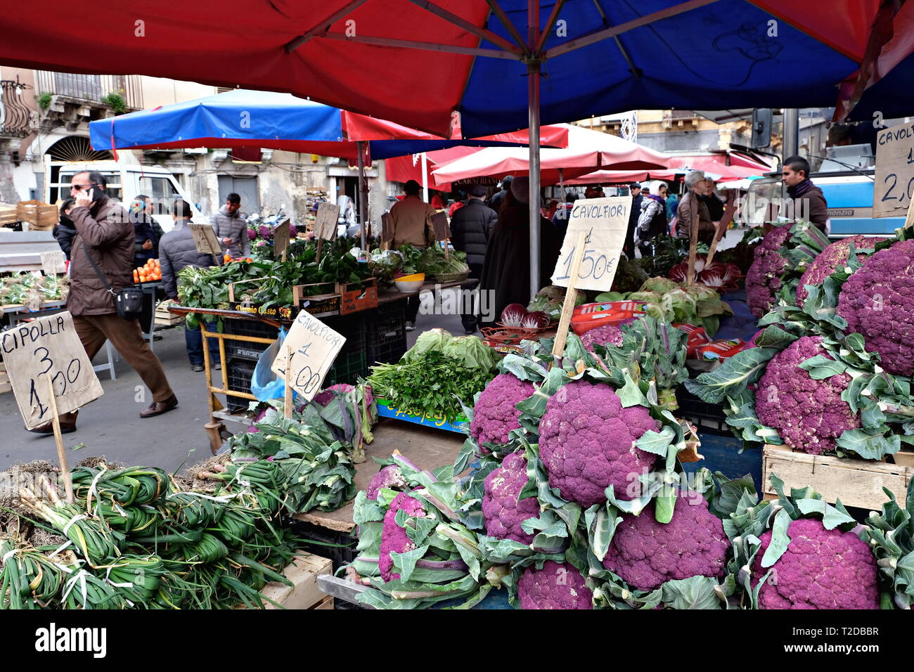 Open air vintage shop hi-res stock photography and images - Alamy