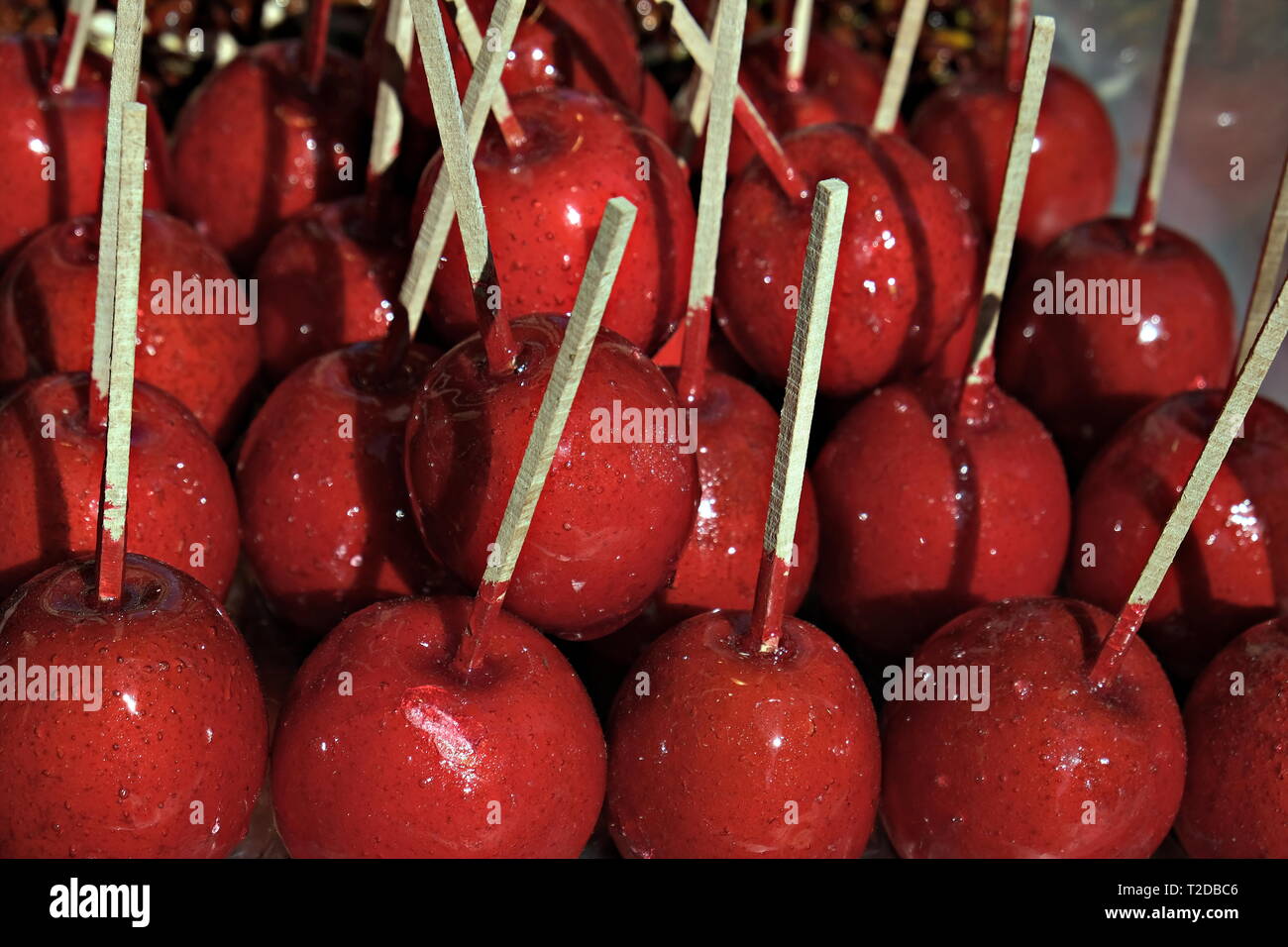 Eat toffee apples hi-res stock photography and images - Alamy