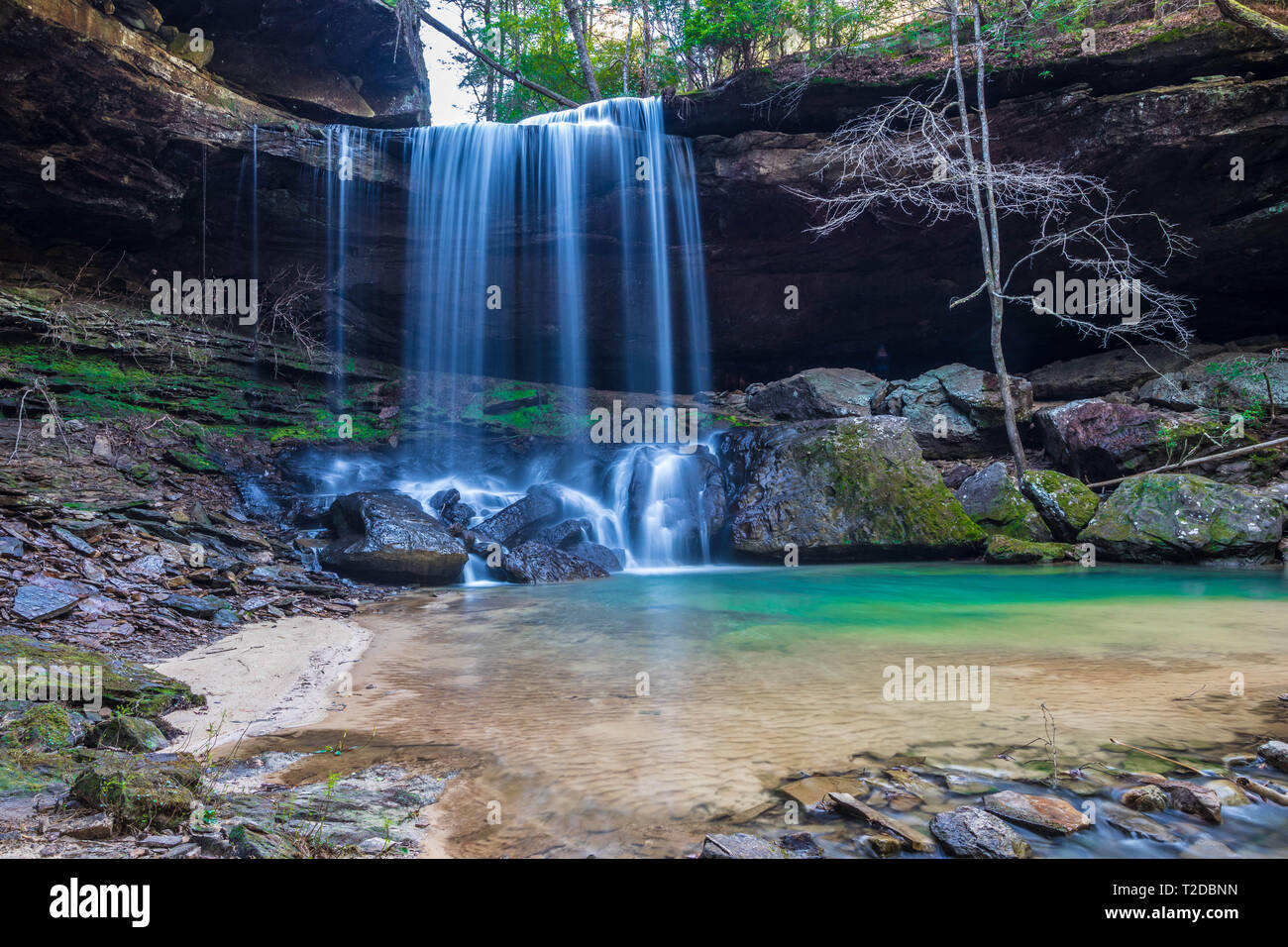 The beautiful Sougahoagdee Falls and the blue water of Bankhead ...