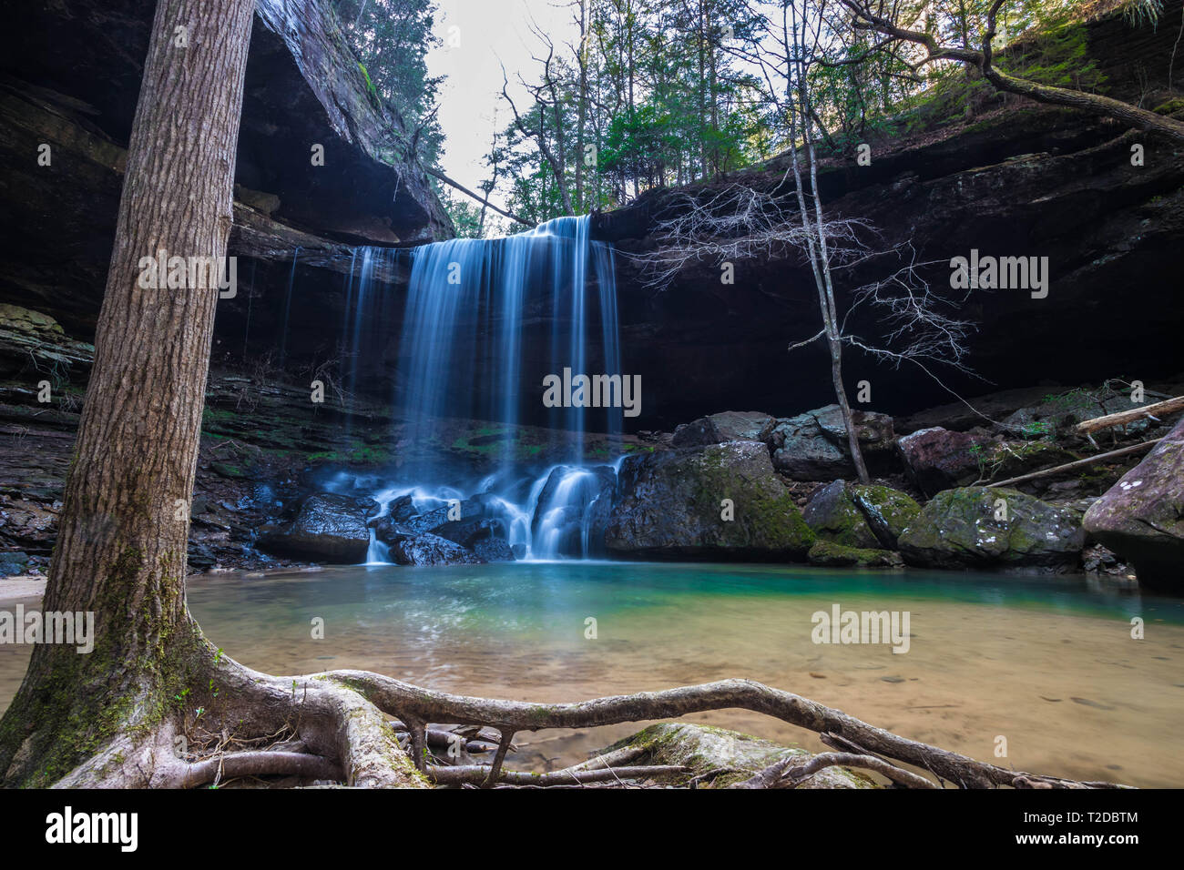The beautiful Sougahoagdee Falls and the blue water of Bankhead ...