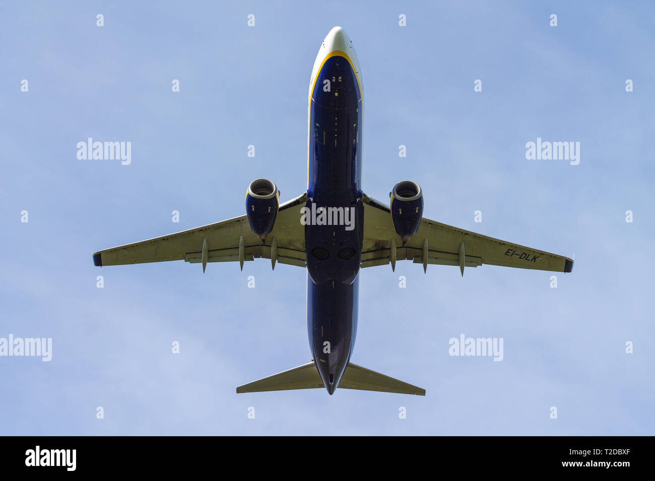 Boeing 737-800 in Ryanair livery taking off Stock Photo - Alamy