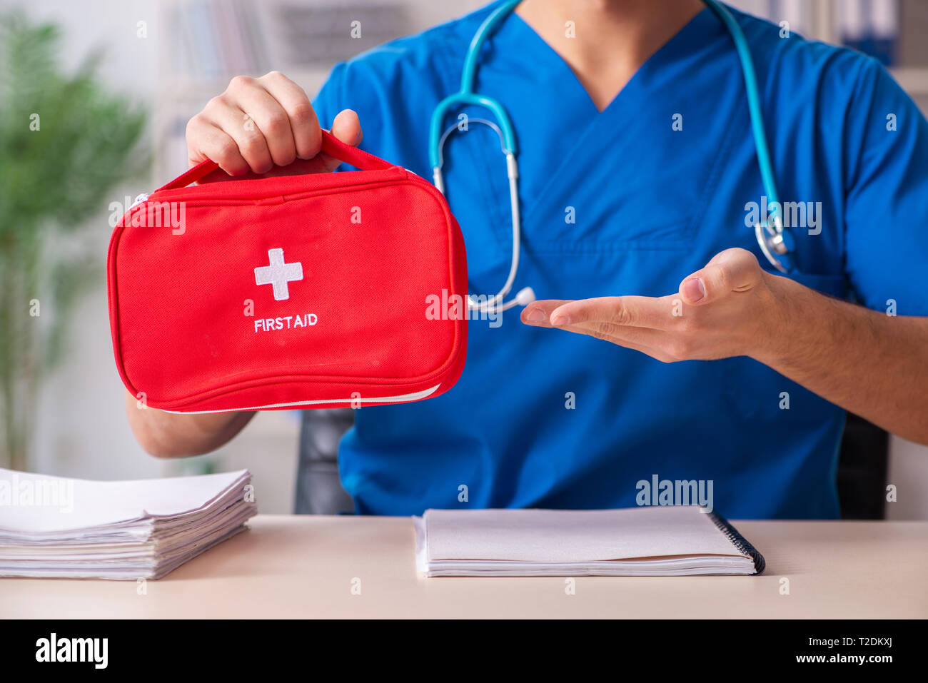 Male doctor with first aid bag Stock Photo - Alamy
