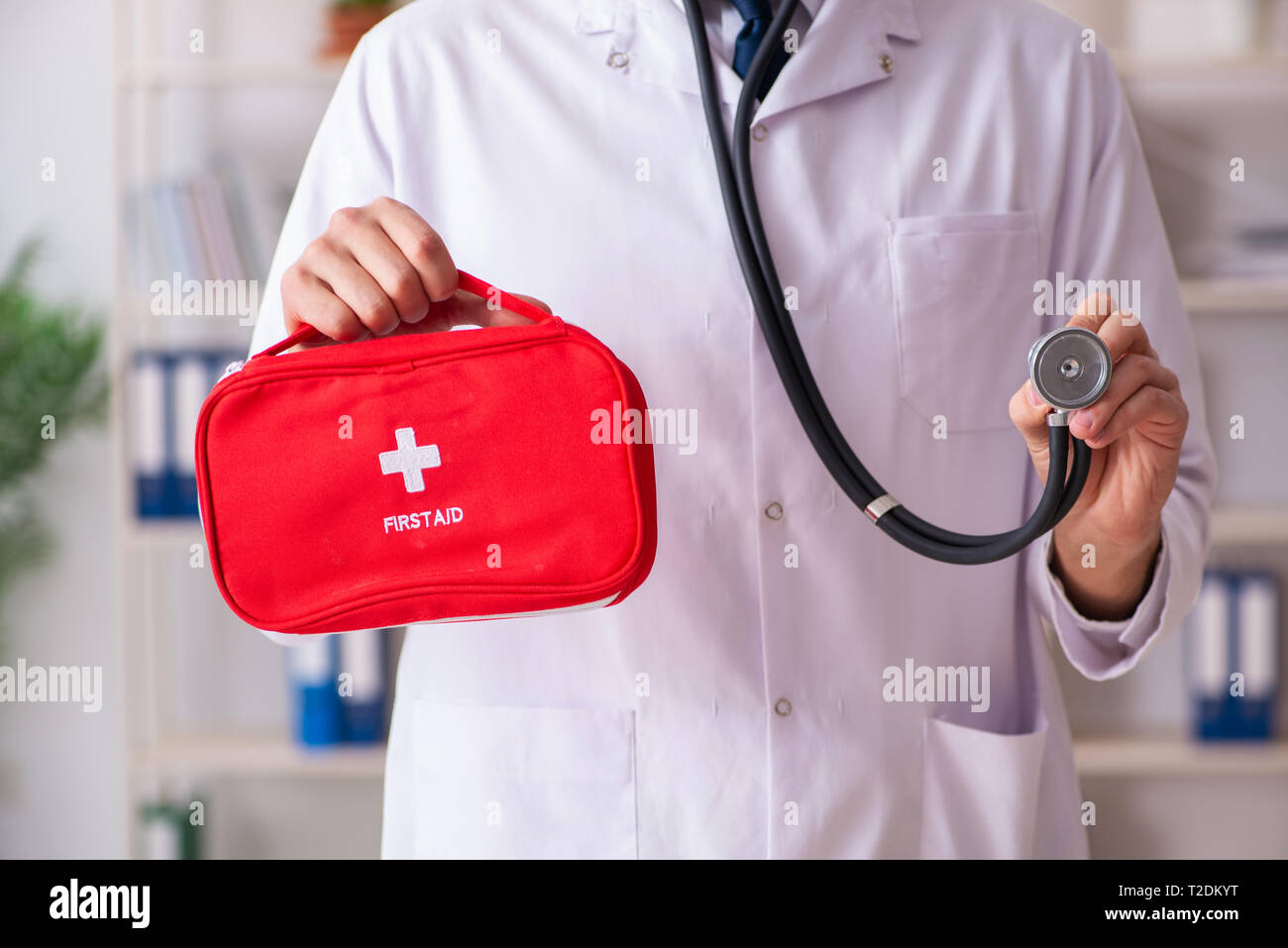 Male doctor with first aid bag Stock Photo - Alamy