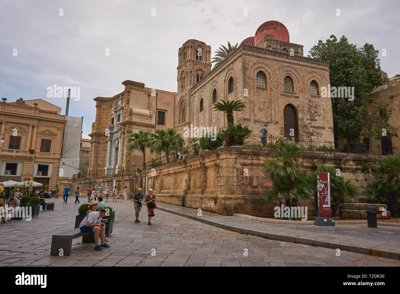 Norman romanesque architecture hi-res stock photography and images - Alamy