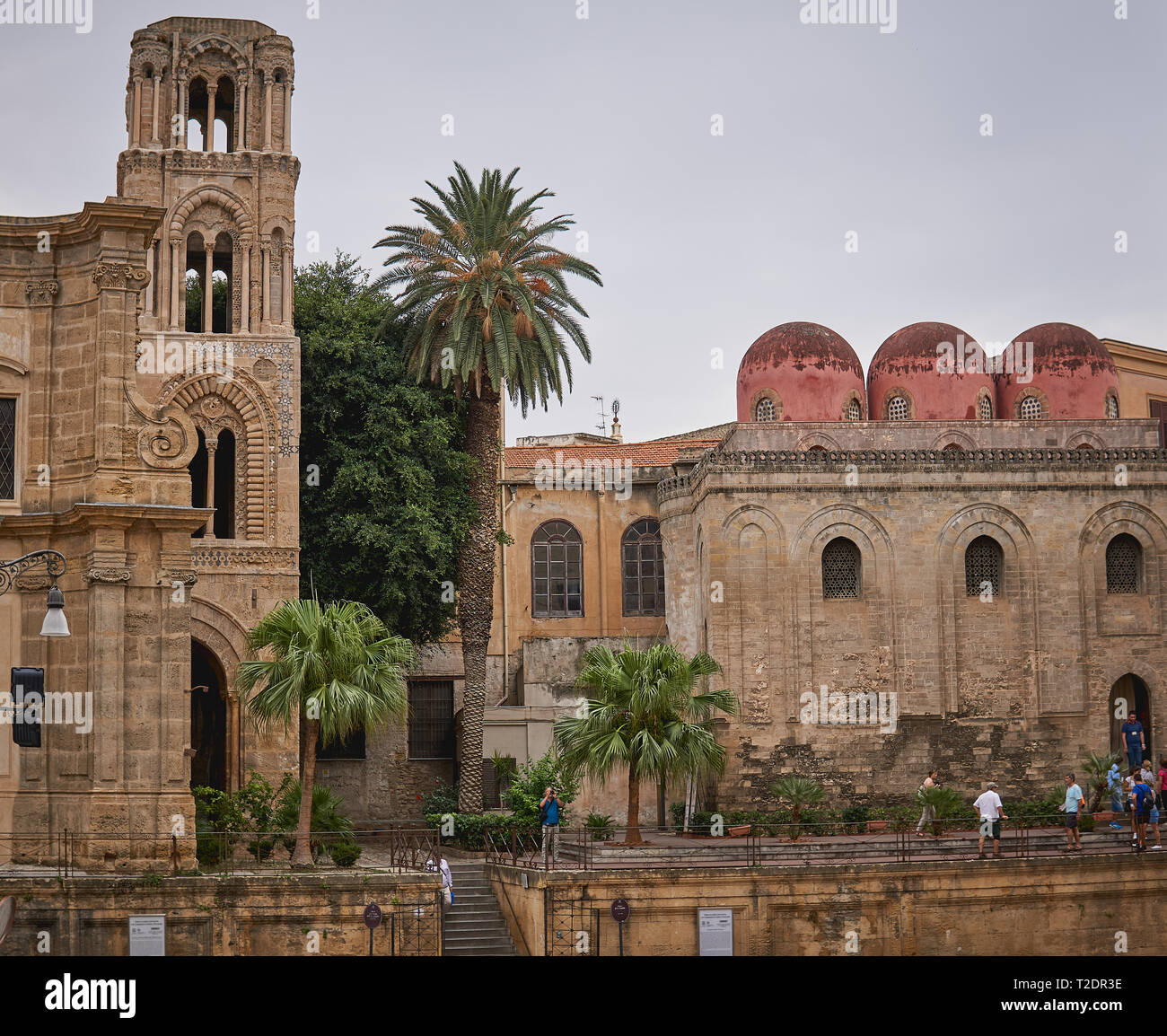 Norman romanesque architecture hi-res stock photography and images - Alamy