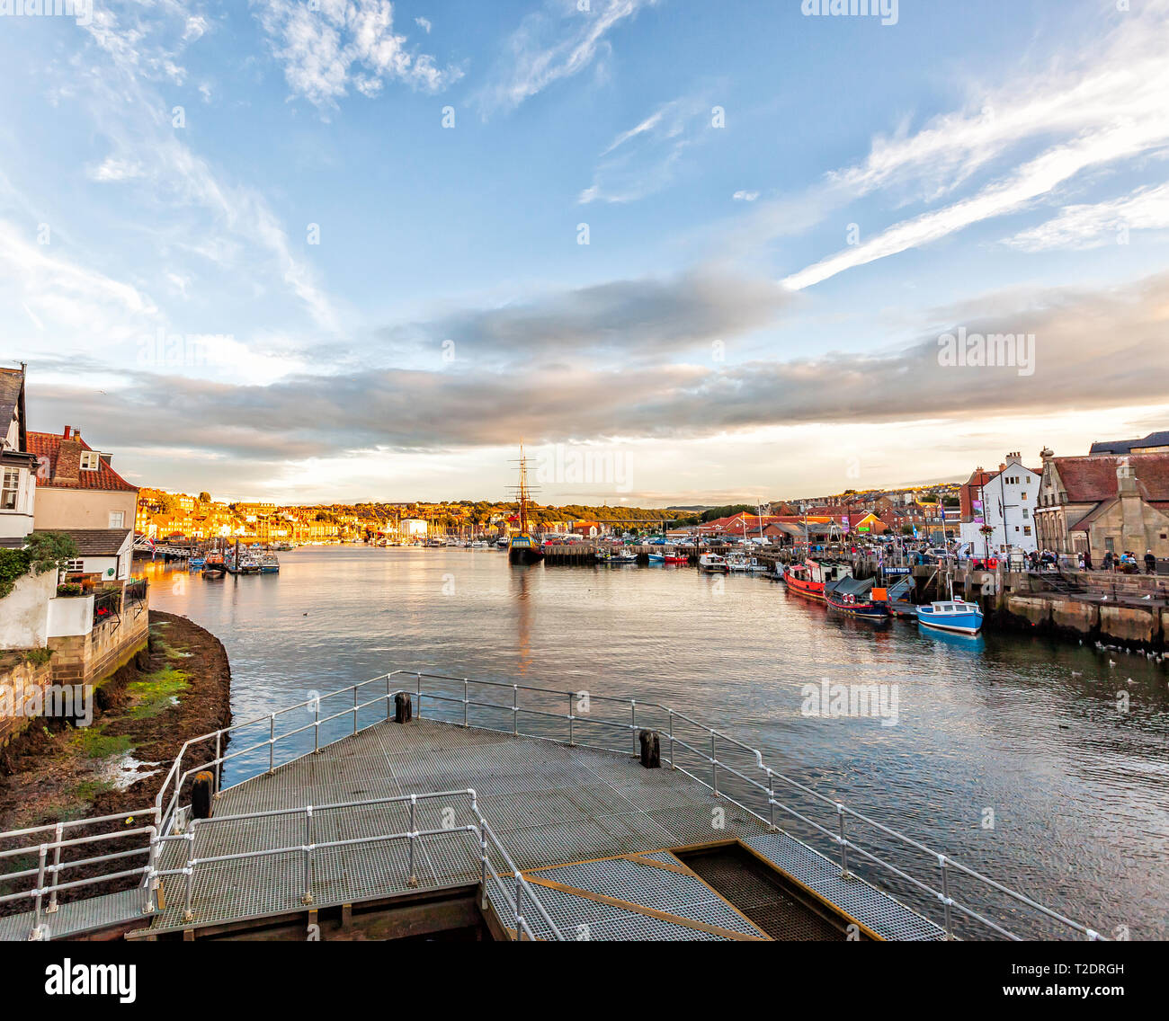 Whitby harbour houses hi-res stock photography and images - Alamy