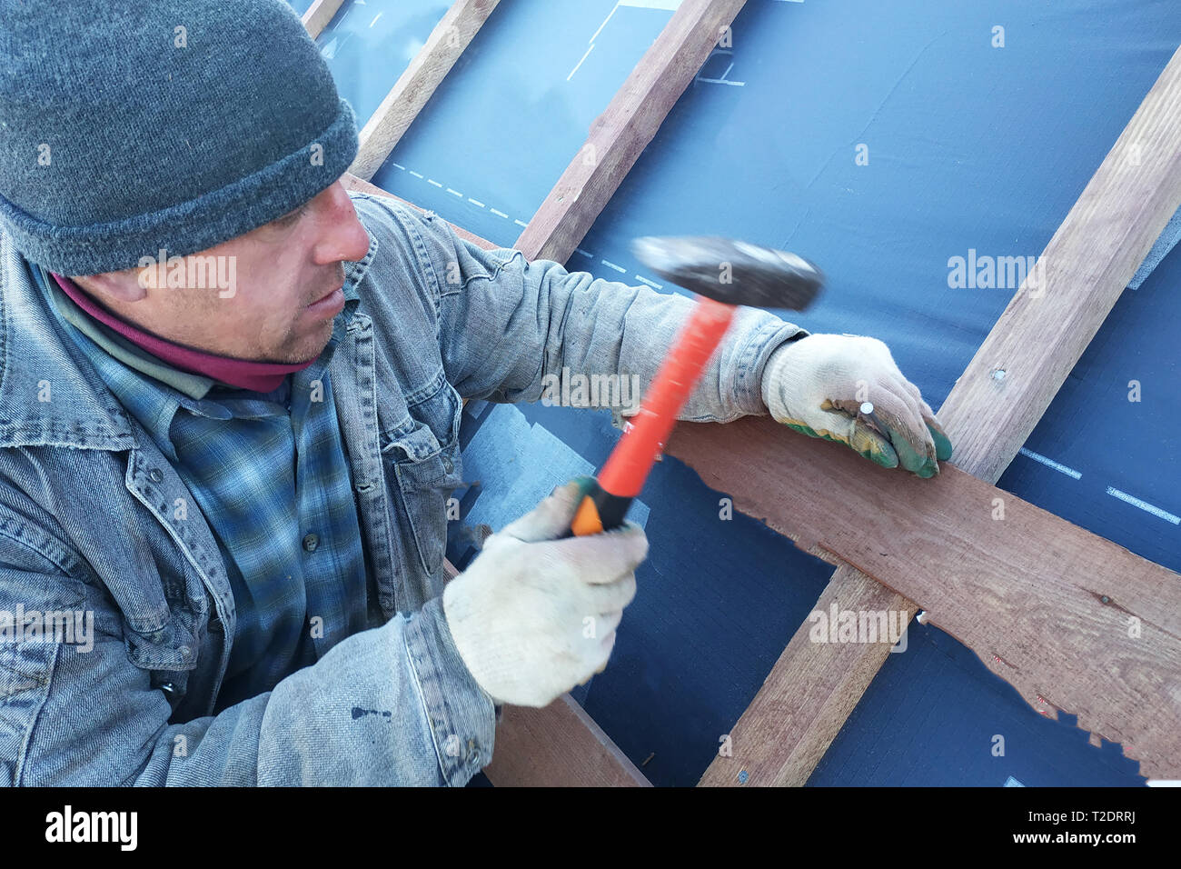 The master clogs the nail into a beam, fixing this gidrorizer to the ...