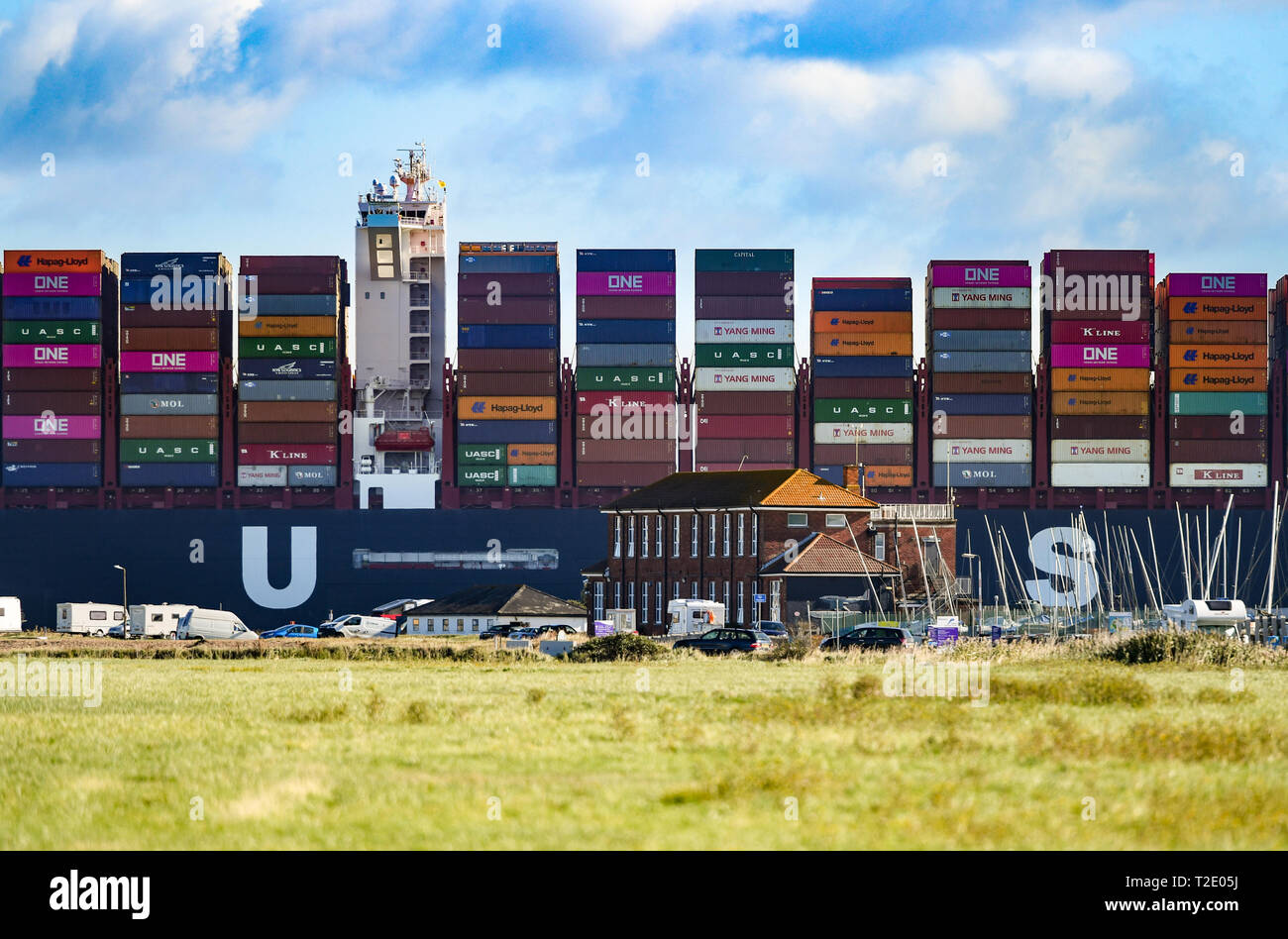 Fully loaded Al Dahna Super Container ship leaves Southampton Docks ...