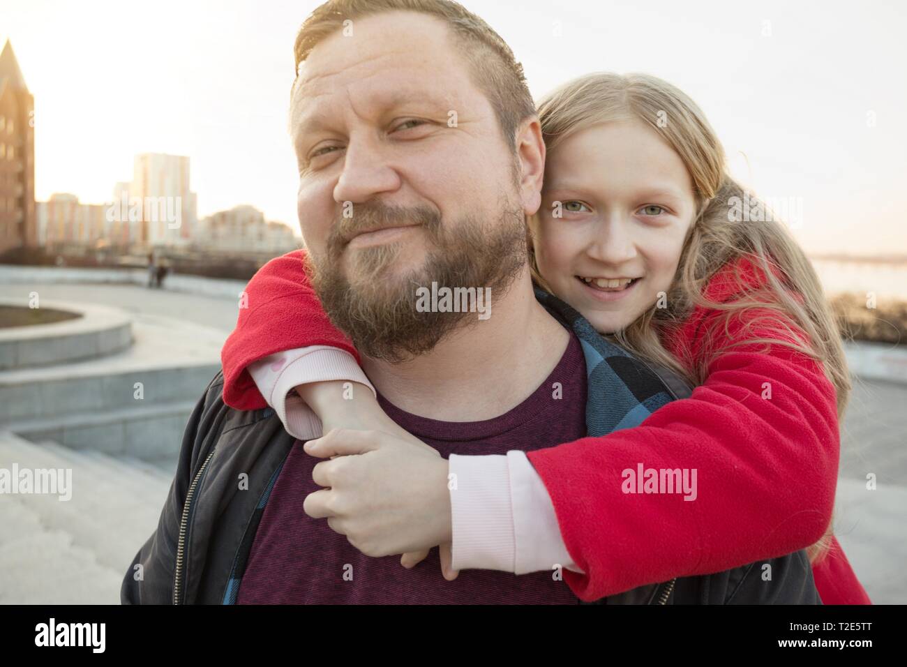 Dad hug daughter street hi-res stock photography and images - Alamy