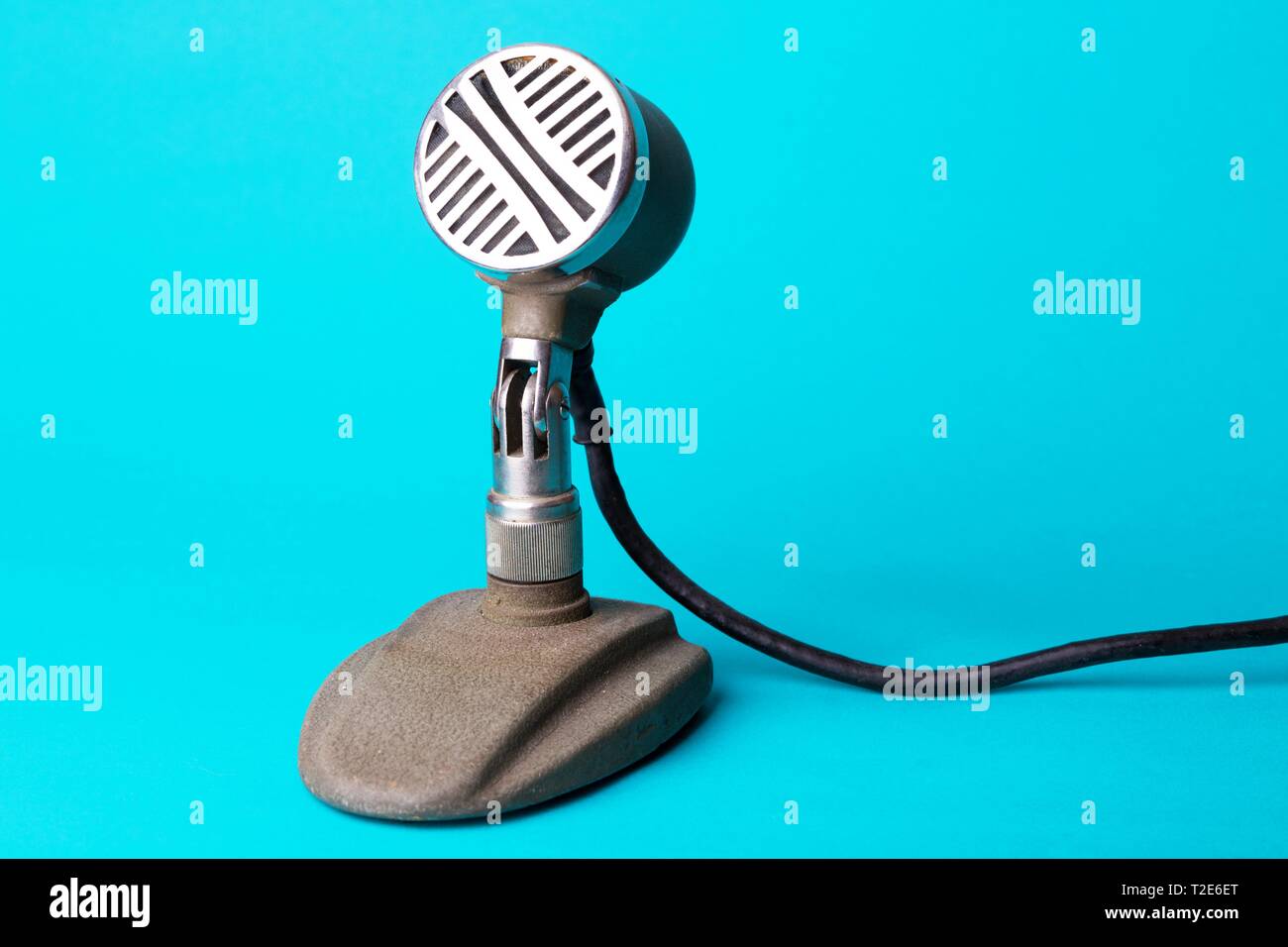 Microphone sound wave on blue hi-res stock photography and images - Alamy
