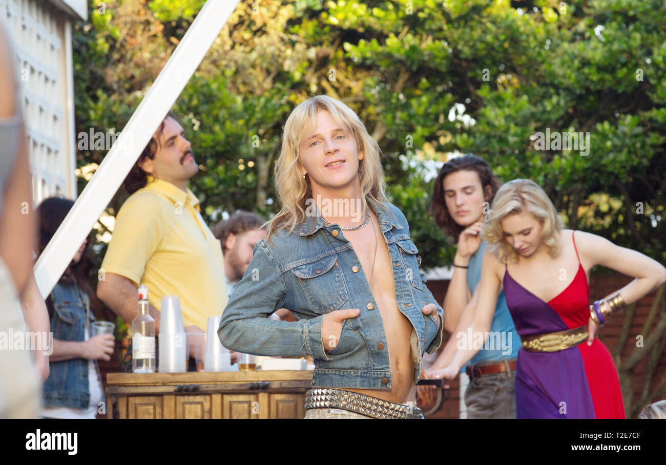 THE DIRT, center: Daniel Webber as Vince Neil, 2019. ph: Jake Giles ...