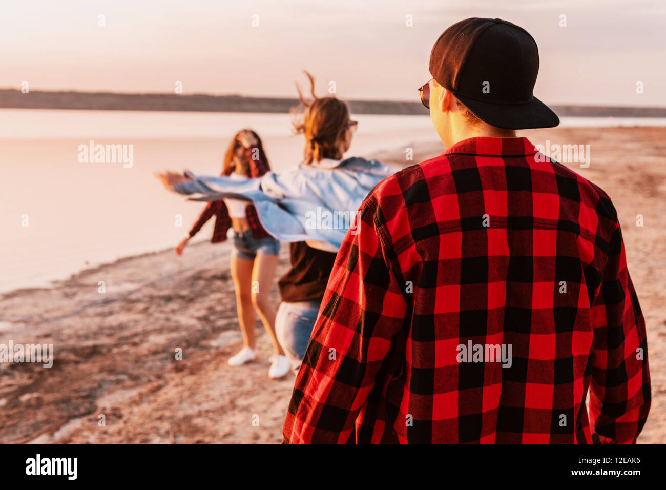 Friends walking together at the seaside hi-res stock photography and ...