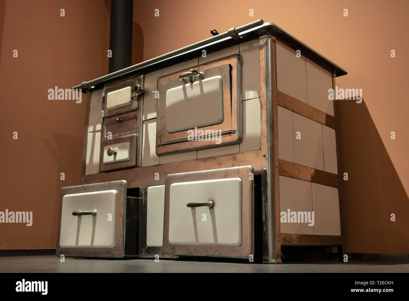 Vintage iron rusty cook stove hi-res stock photography and images - Alamy