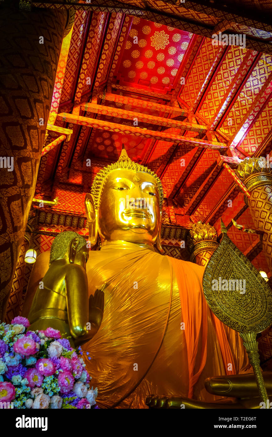 Gold Buddha statue, Wat Phanan Choeng temple, Ayutthaya, Thailand Stock ...