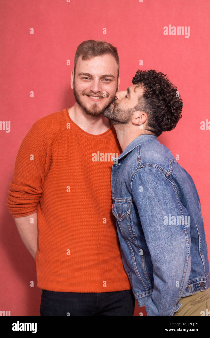 Young gay men kissing hi-res stock photography and images - Alamy