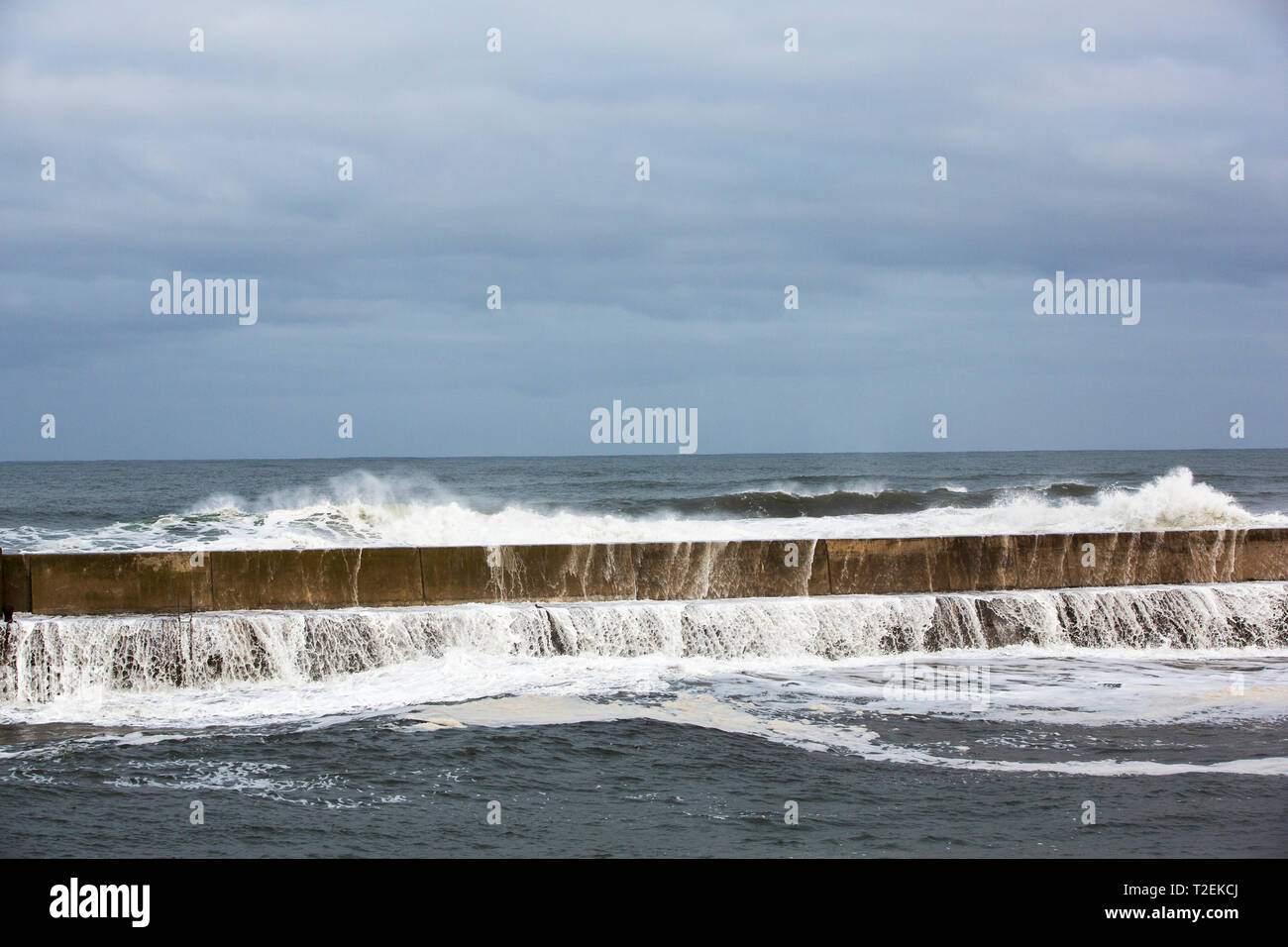 Wave crashing over the harbour wall hi-res stock photography and images ...