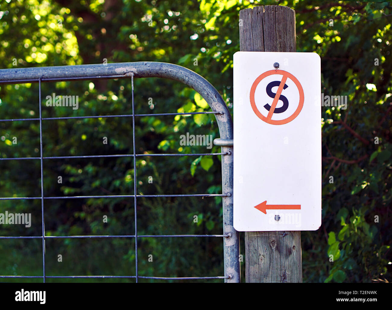 Stop sign on gate hi-res stock photography and images - Alamy