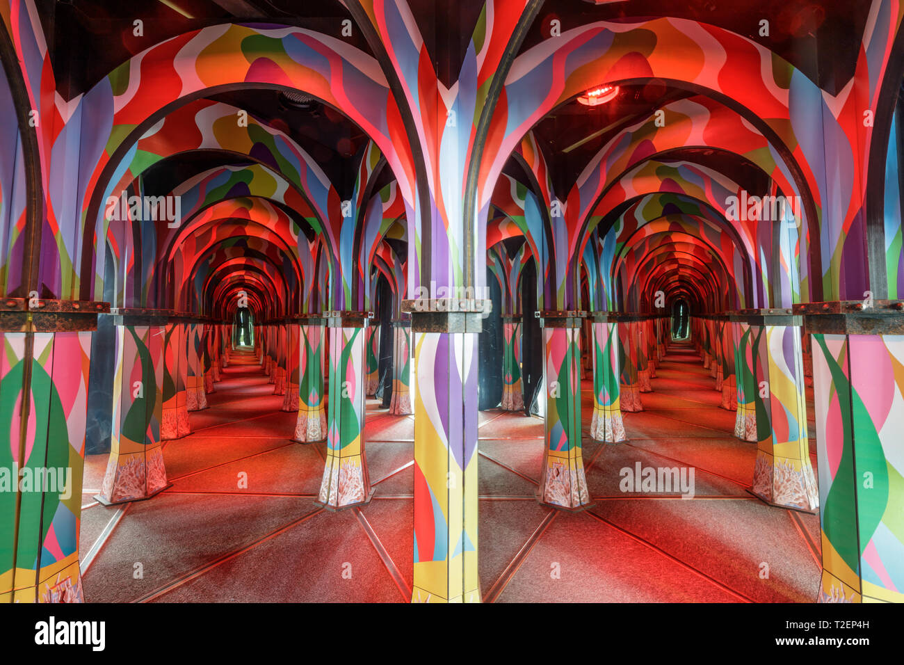 Glass maze hi-res stock photography and images - Alamy