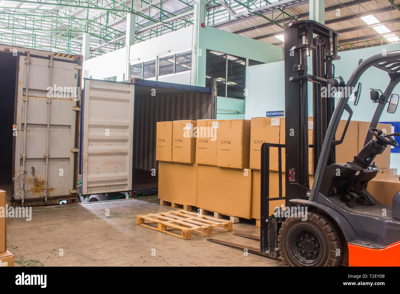 Forklift driver loading lorry hi-res stock photography and images - Alamy