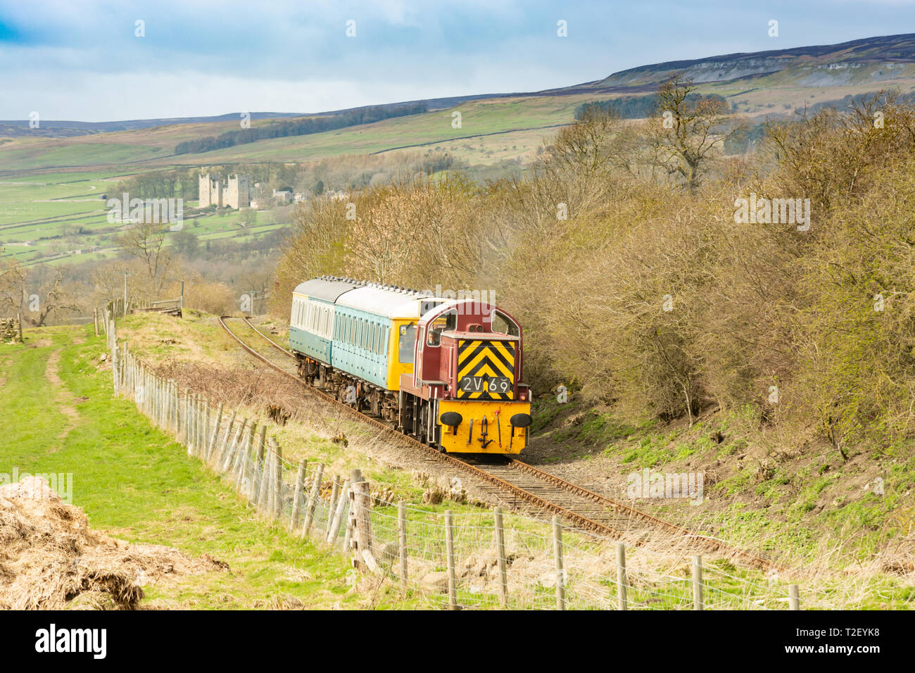 Diesel train and Bolton Castle on the Wensleydale Railway Stock Photo ...
