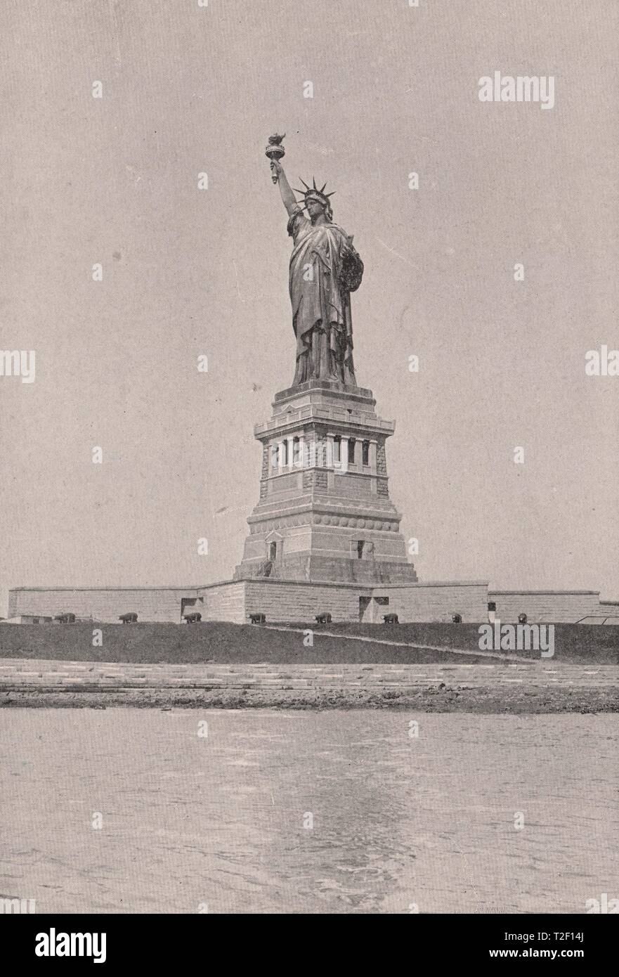 Front view of Statue from Southeast Stock Photo - Alamy