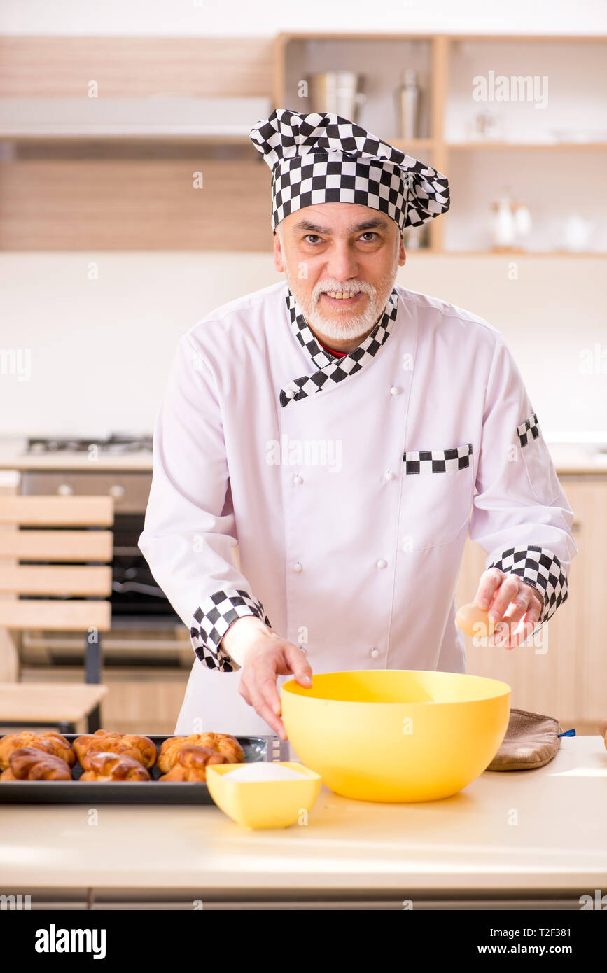 Male chef baker icing cake hi-res stock photography and images - Alamy