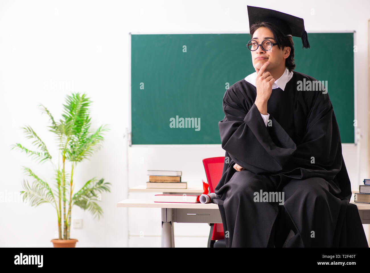 Graduate mortar board thinking hi-res stock photography and images - Alamy
