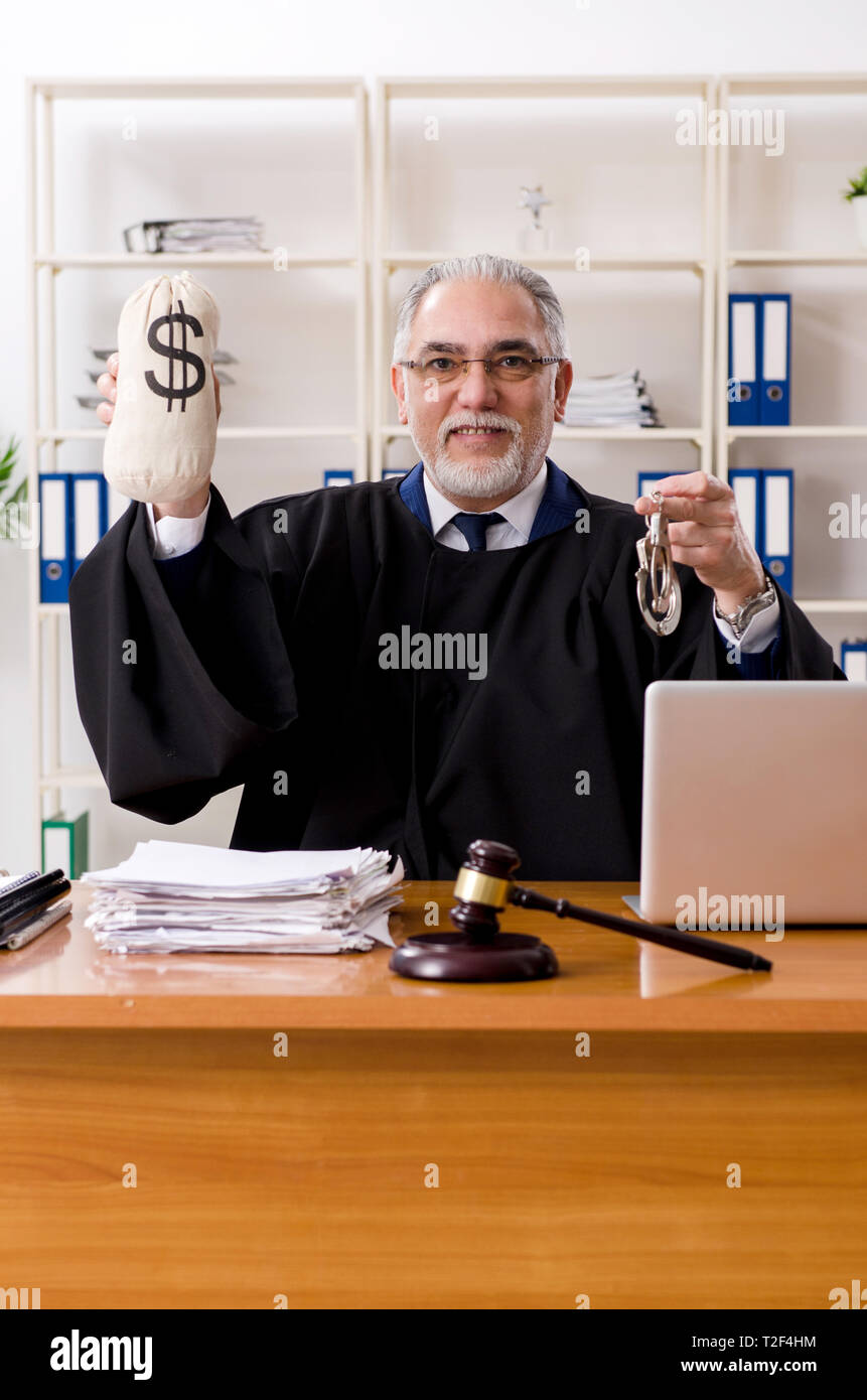 Aged lawyer working in the courthouse Stock Photo - Alamy