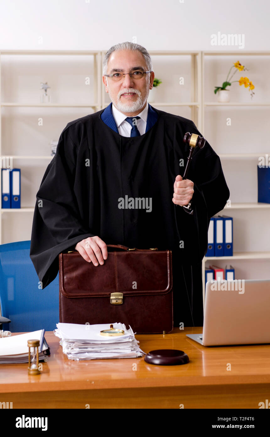 Aged lawyer working in the courthouse Stock Photo - Alamy