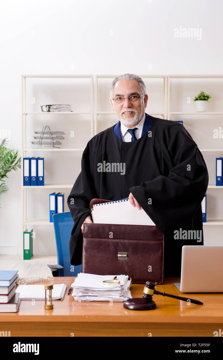 Aged lawyer working in the courthouse Stock Photo - Alamy