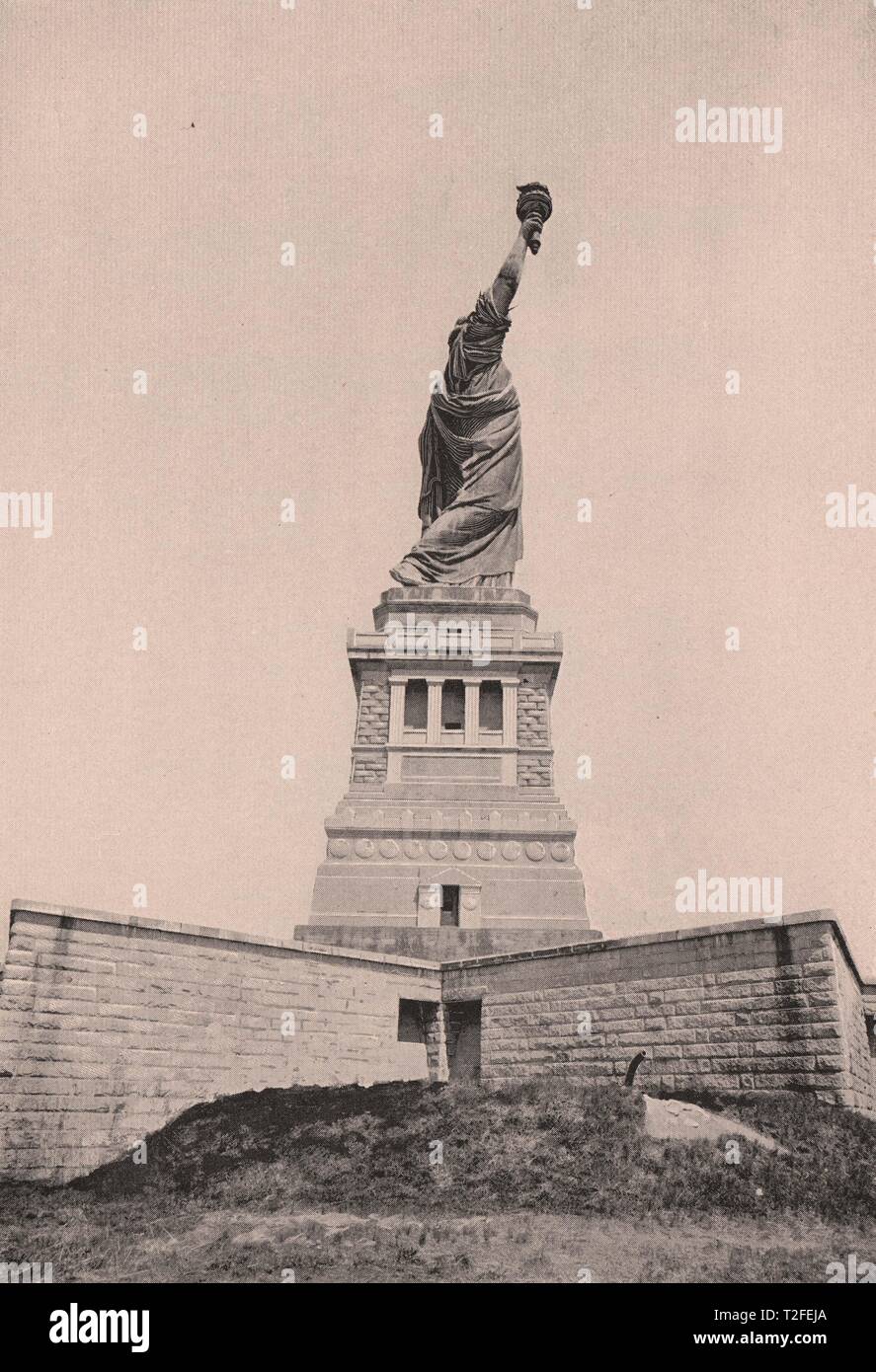 Side view of Statue from West Stock Photo - Alamy