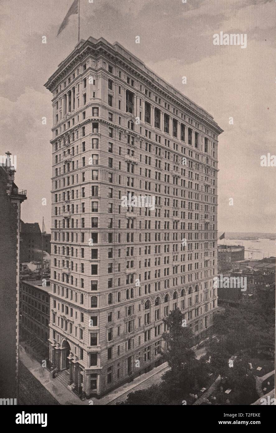 Manhattan broadway vintage building hi-res stock photography and images ...