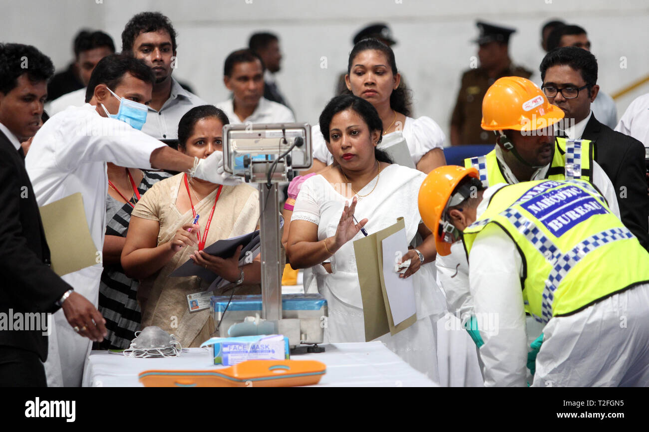 Colombo, Sri Lanka. 1st Apr, 2019. Law enforcement agents weigh the ...