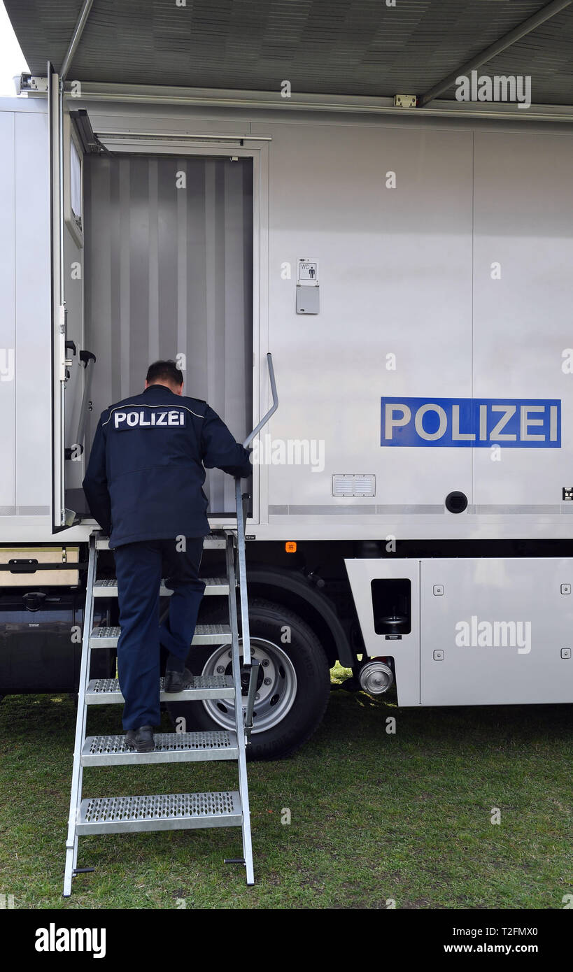 02 April 2019, Thuringia, Erfurt: A policeman visits the new toilet ...