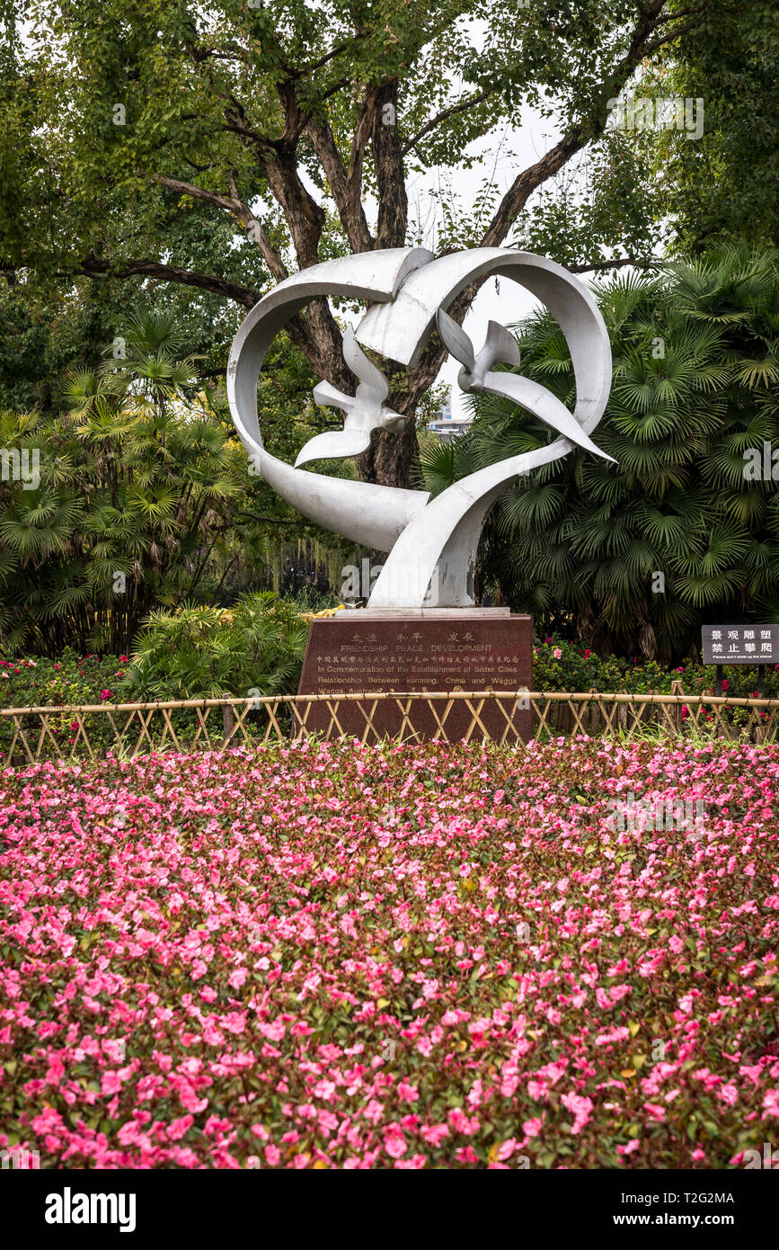 Sculpture commemorating Twin cities of Kunming and Wagga Wagga, Green ...