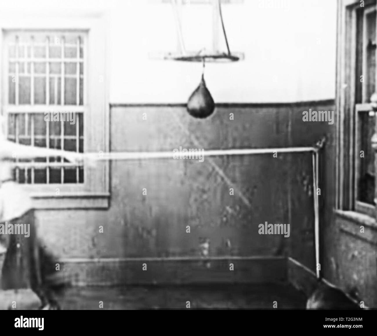 woman tying a rope Stock Photo - Alamy