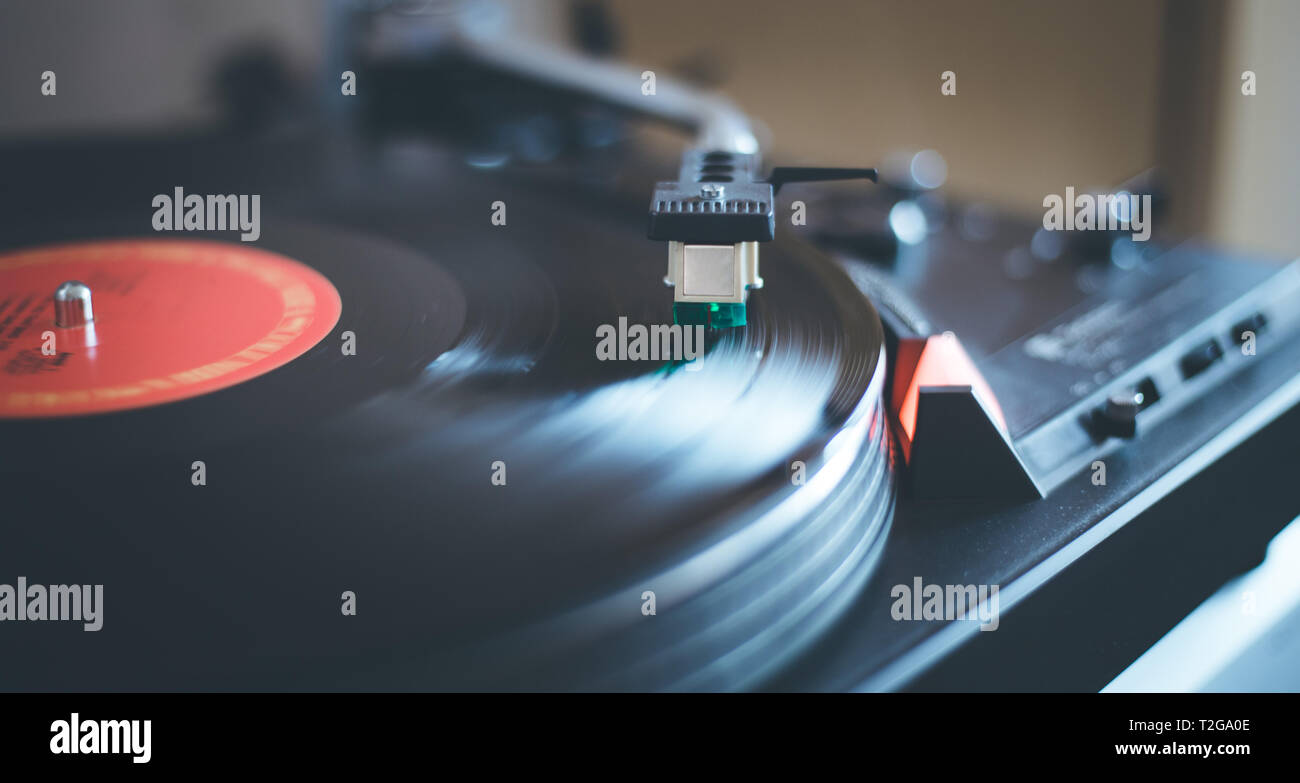 Close up picture of a record player, playing a record Stock Photo - Alamy