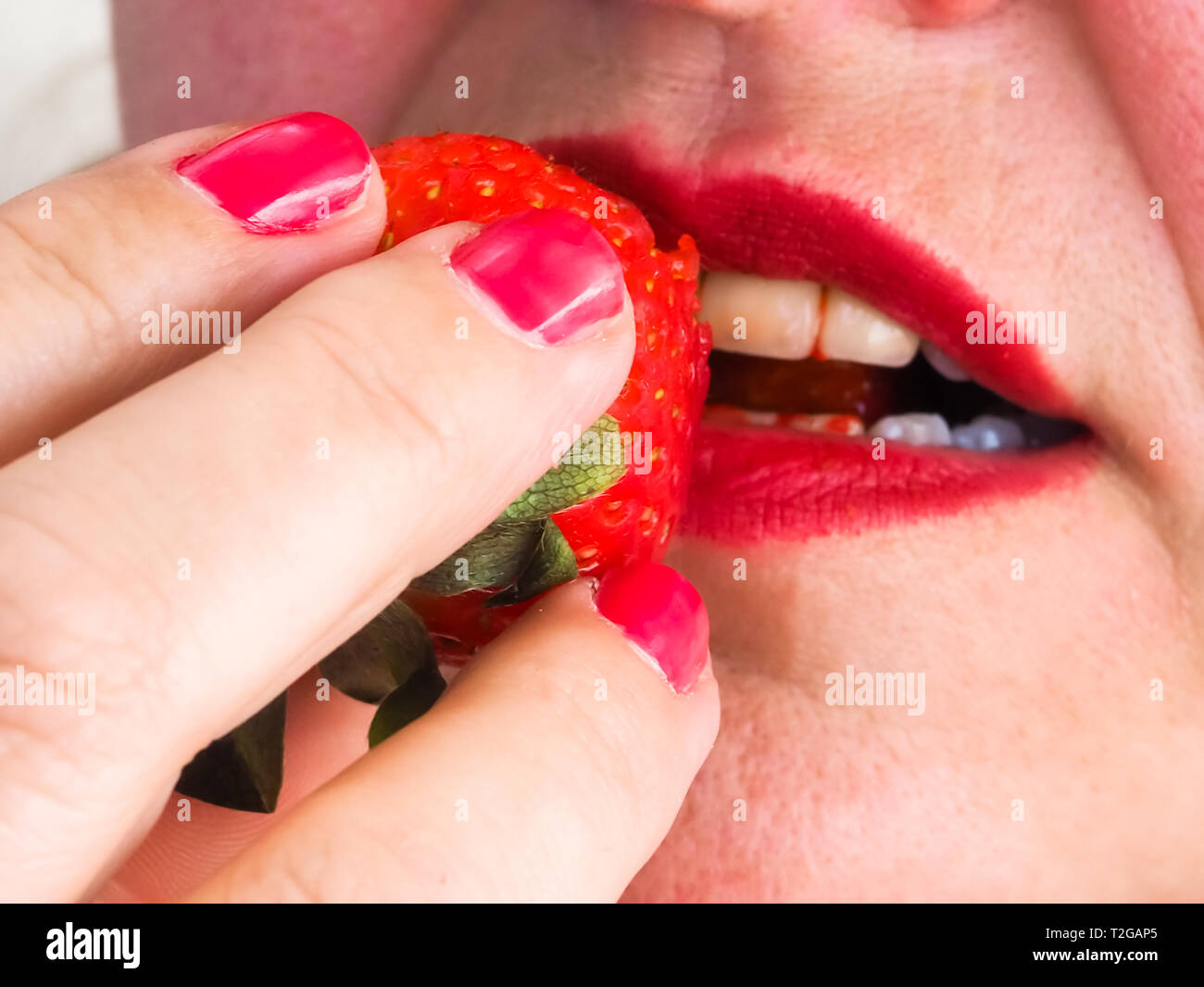 Red nails hi-res stock photography and images - Alamy