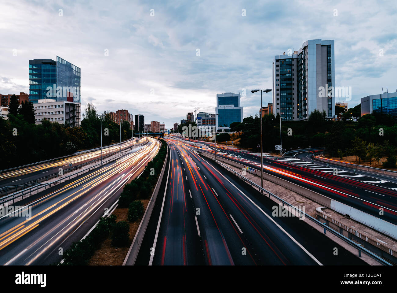Long exposure traffic light trails hi-res stock photography and images ...