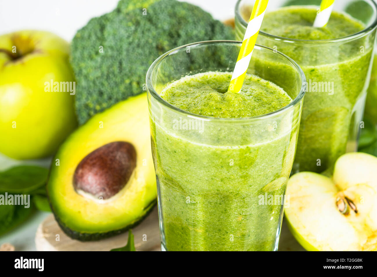 Green smoothie. Apple spinach vegetable smoothie with ingredients on ...