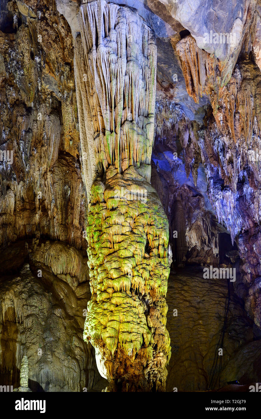 Amazing geological forms in Paradise Cave near Phong Nha, Vietnam ...