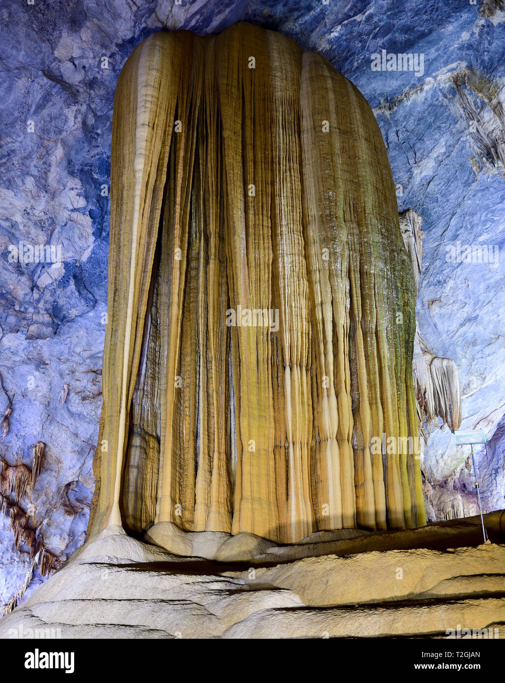 Amazing geological forms in Paradise Cave near Phong Nha, Vietnam ...