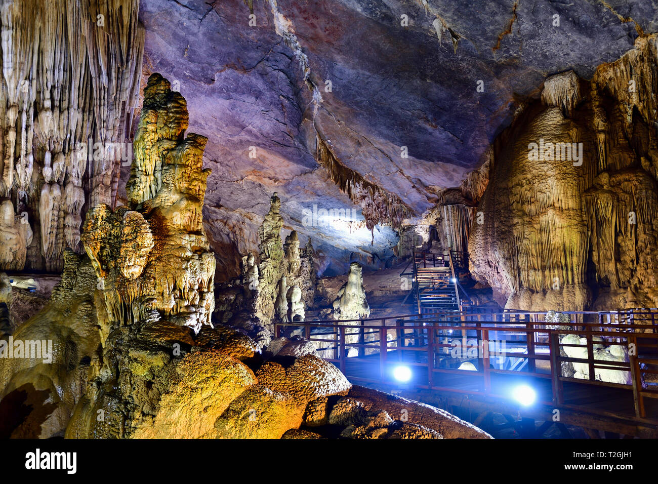 Amazing geological forms in Paradise Cave near Phong Nha, Vietnam ...